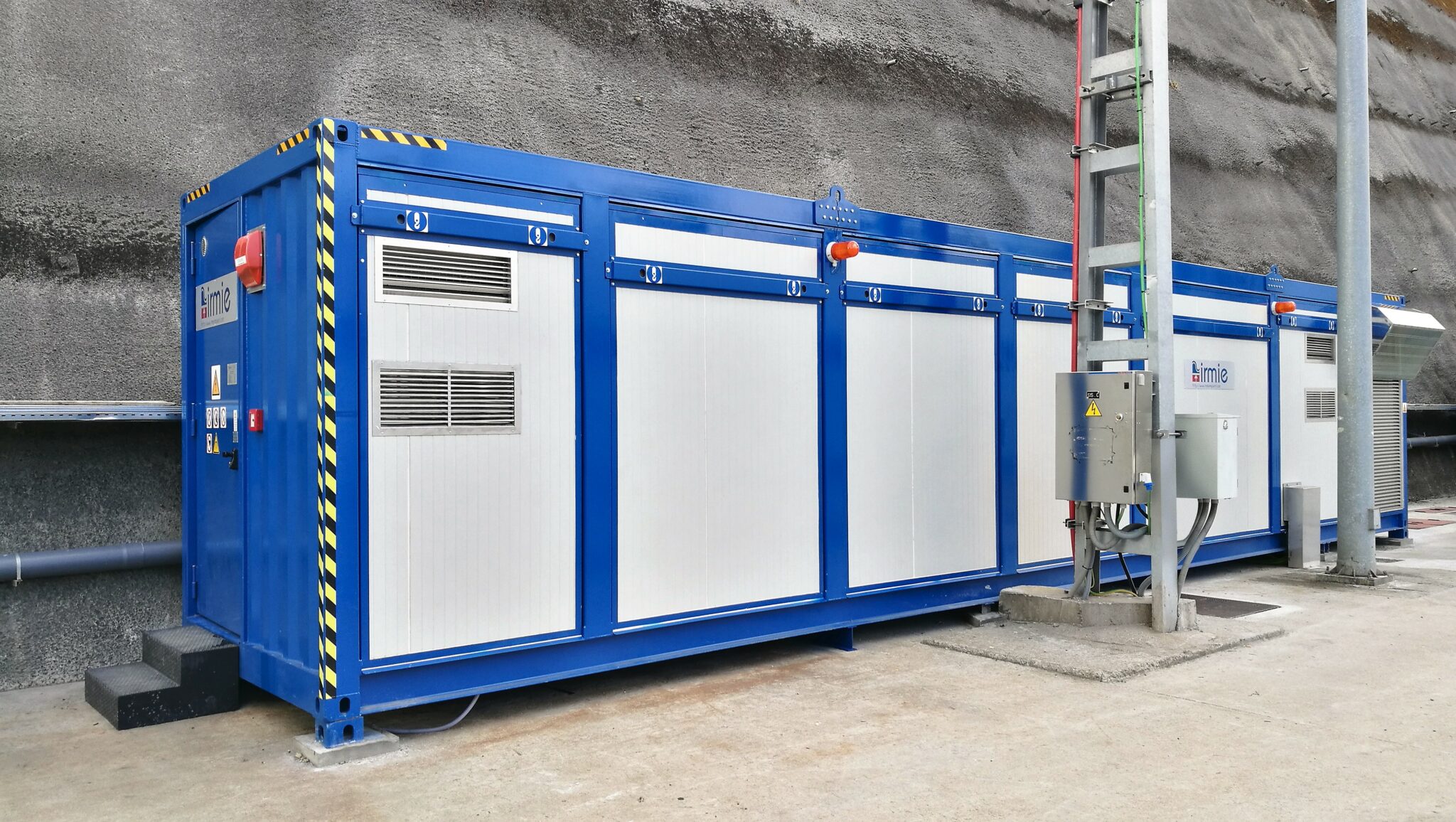 Multi-Voltage-Stromversorgungssysteme in Container - SIM IMPEX